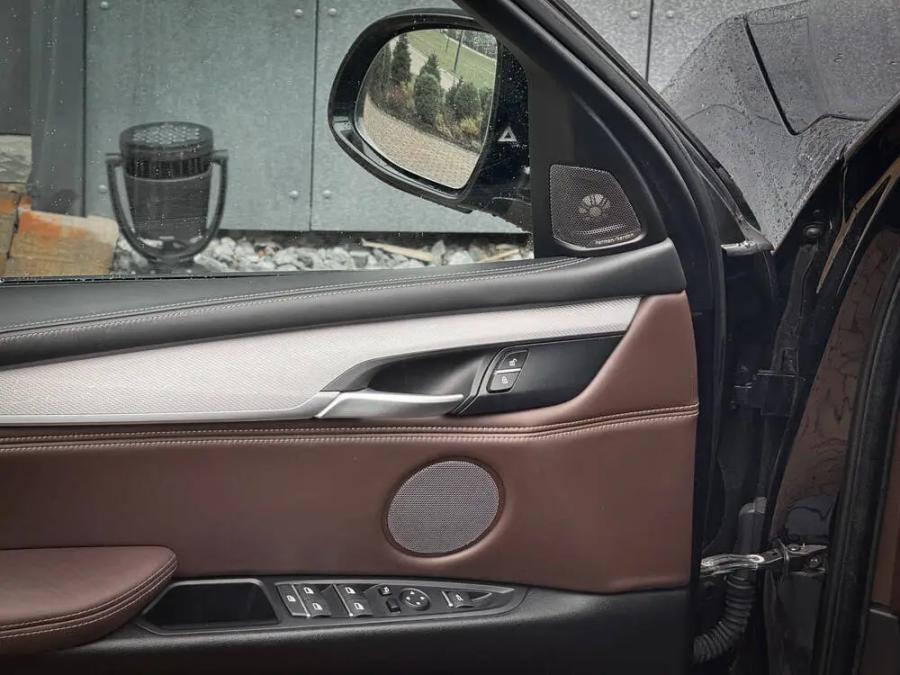 Black BMW X5 2016 in Riga, with an engine capacity of 3.00 L and mileage of 204 thousand km for 26800 €, photo 20 on AUTOMOTO.COM.LV