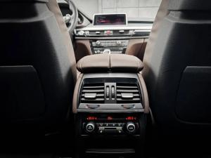 Black BMW X5 2016 in Riga, with an engine capacity of 3.00 L and mileage of 204 thousand km for 26800 €, photo 21 on AUTOMOTO.COM.LV