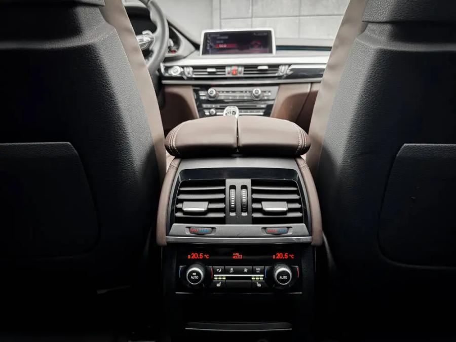 Black BMW X5 2016 in Riga, with an engine capacity of 3.00 L and mileage of 204 thousand km for 26800 €, photo 21 on AUTOMOTO.COM.LV