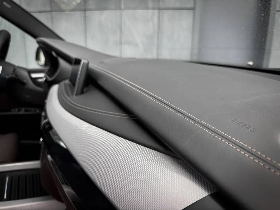 Black BMW X5 2016 in Riga, with an engine capacity of 3.00 L and mileage of 204 thousand km for 26800 €, photo 22 on AUTOMOTO.COM.LV