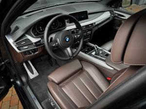 Black BMW X5 2016 in Riga, with an engine capacity of 3.00 L and mileage of 204 thousand km for 26800 €, photo 35 on AUTOMOTO.COM.LV