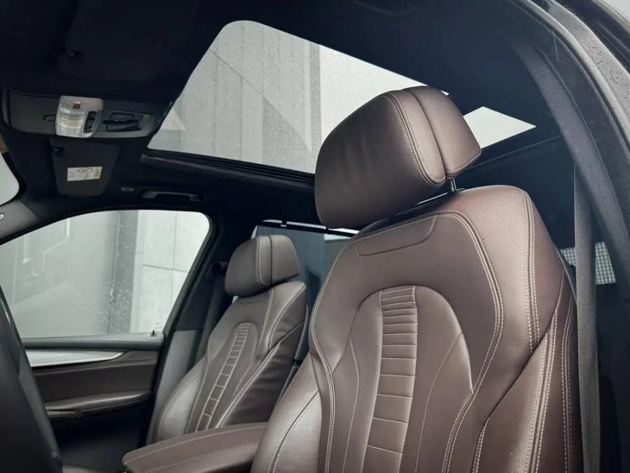 Black BMW X5 2016 in Riga, with an engine capacity of 3.00 L and mileage of 204 thousand km for 26800 €, photo 37 on AUTOMOTO.COM.LV