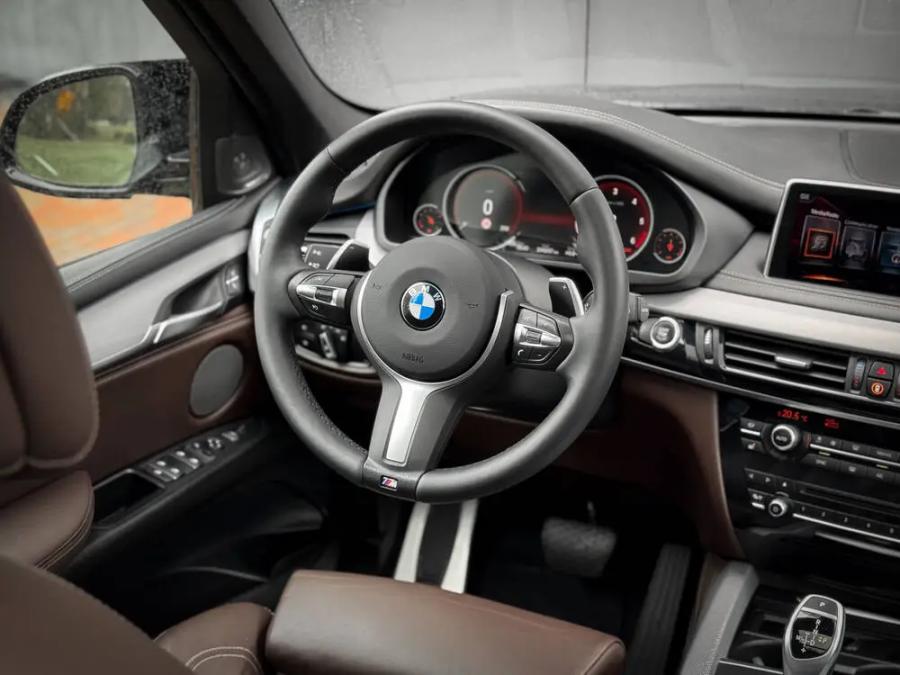 Black BMW X5 2016 in Riga, with an engine capacity of 3.00 L and mileage of 204 thousand km for 26800 €, photo 38 on AUTOMOTO.COM.LV