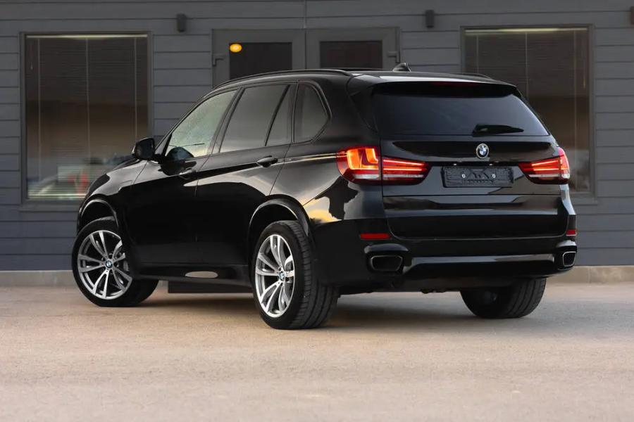 Black BMW X5 2016 in Jelgava, with an engine capacity of 2.00 L and mileage of 200 thousand km for 24500 €, photo 3 on AUTOMOTO.COM.LV