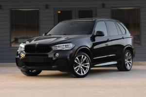 Black BMW X5 2016 in Jelgava, with an engine capacity of 2.00 L and mileage of 200 thousand km for 24500 €, photo 4 on AUTOMOTO.COM.LV