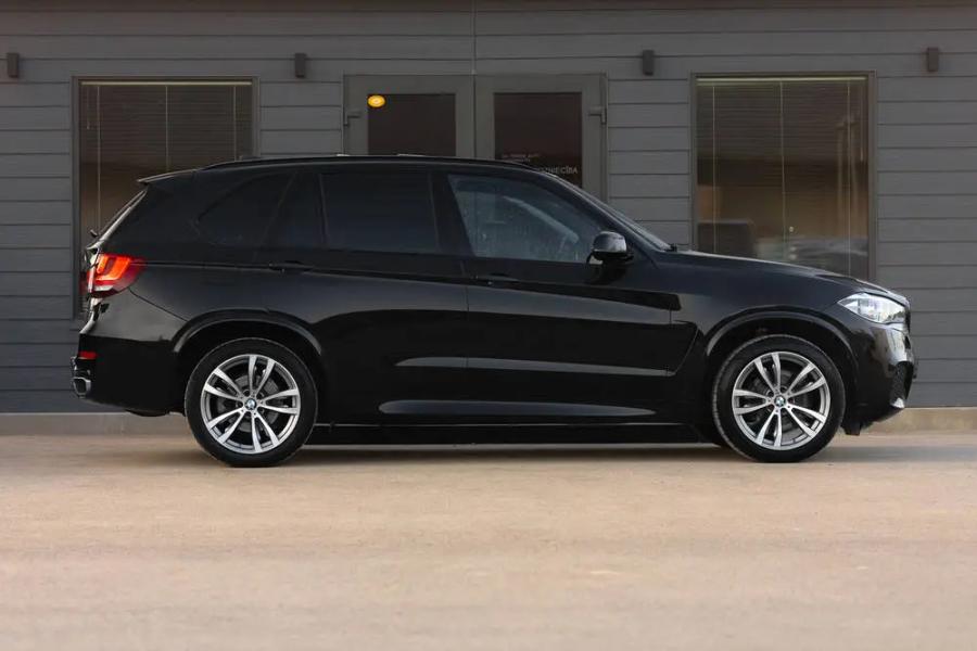 Black BMW X5 2016 in Jelgava, with an engine capacity of 2.00 L and mileage of 200 thousand km for 24500 €, photo 7 on AUTOMOTO.COM.LV