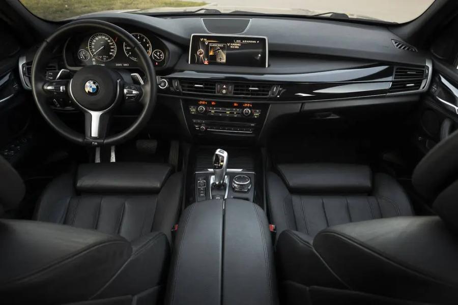 Black BMW X5 2016 in Jelgava, with an engine capacity of 2.00 L and mileage of 200 thousand km for 24500 €, photo 9 on AUTOMOTO.COM.LV