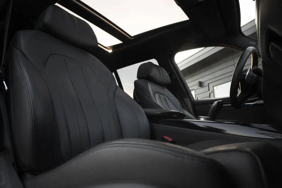 Black BMW X5 2016 in Jelgava, with an engine capacity of 2.00 L and mileage of 200 thousand km for 24500 €, photo 11 on AUTOMOTO.COM.LV