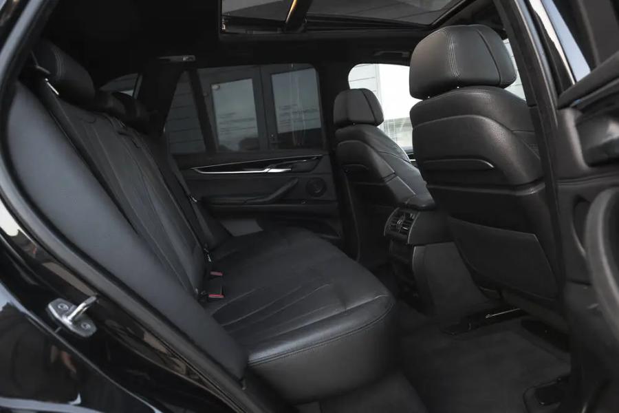 Black BMW X5 2016 in Jelgava, with an engine capacity of 2.00 L and mileage of 200 thousand km for 24500 €, photo 12 on AUTOMOTO.COM.LV
