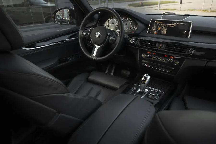 Black BMW X5 2016 in Jelgava, with an engine capacity of 2.00 L and mileage of 200 thousand km for 24500 €, photo 14 on AUTOMOTO.COM.LV