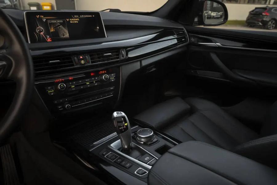 Black BMW X5 2016 in Jelgava, with an engine capacity of 2.00 L and mileage of 200 thousand km for 24500 €, photo 15 on AUTOMOTO.COM.LV