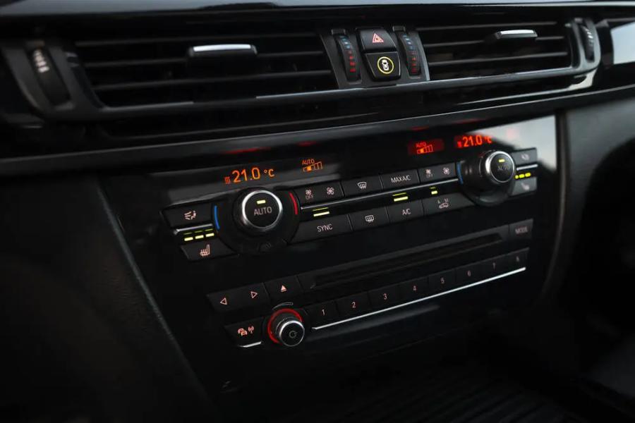 Black BMW X5 2016 in Jelgava, with an engine capacity of 2.00 L and mileage of 200 thousand km for 24500 €, photo 16 on AUTOMOTO.COM.LV