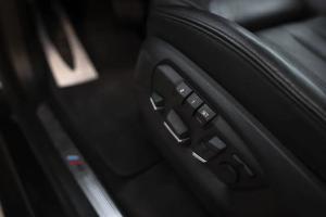 Black BMW X5 2016 in Jelgava, with an engine capacity of 2.00 L and mileage of 200 thousand km for 24500 €, photo 17 on AUTOMOTO.COM.LV