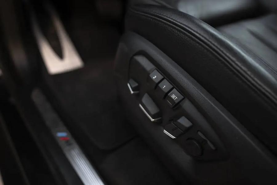 Black BMW X5 2016 in Jelgava, with an engine capacity of 2.00 L and mileage of 200 thousand km for 24500 €, photo 17 on AUTOMOTO.COM.LV