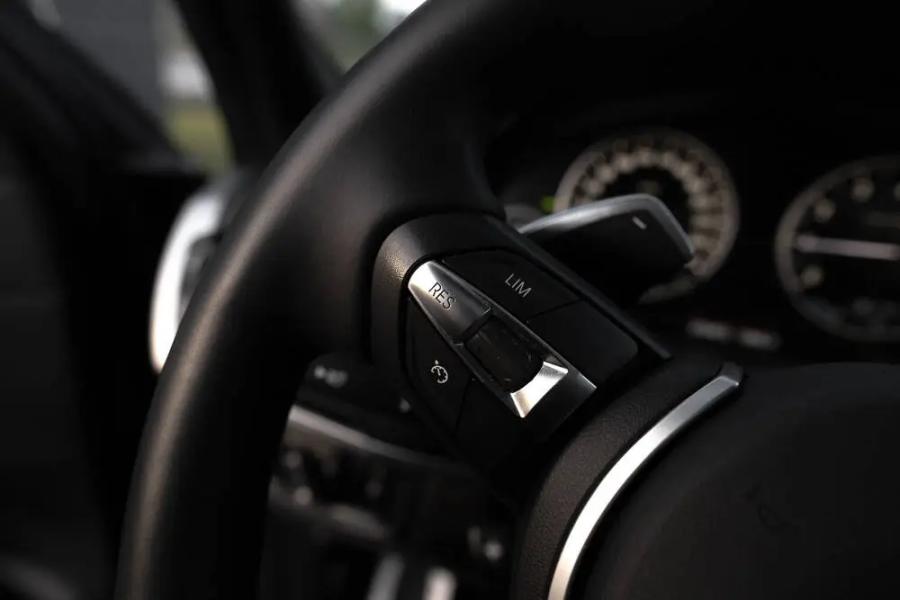 Black BMW X5 2016 in Jelgava, with an engine capacity of 2.00 L and mileage of 200 thousand km for 24500 €, photo 21 on AUTOMOTO.COM.LV