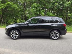 Black BMW X5 2016 in Kaunas, with an engine capacity of 2.99 L and mileage of 245 thousand km for 17898 €, photo 8 on AUTOMOTO.COM.LV