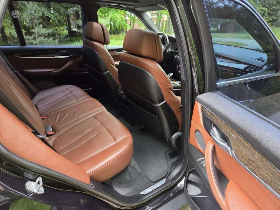Black BMW X5 2016 in Kaunas, with an engine capacity of 2.99 L and mileage of 245 thousand km for 17898 €, photo 13 on AUTOMOTO.COM.LV
