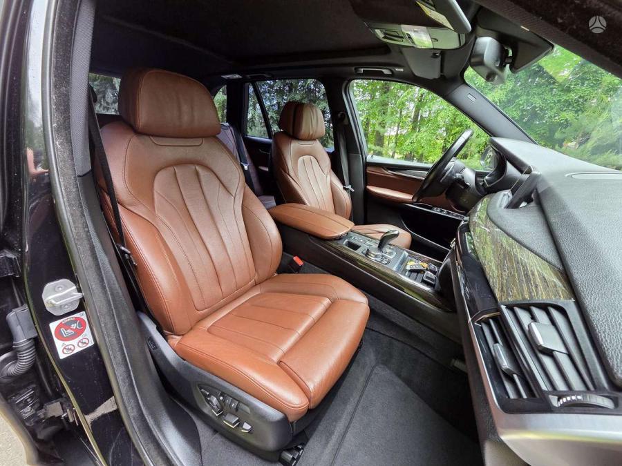 Black BMW X5 2016 in Kaunas, with an engine capacity of 2.99 L and mileage of 245 thousand km for 17898 €, photo 17 on AUTOMOTO.COM.LV