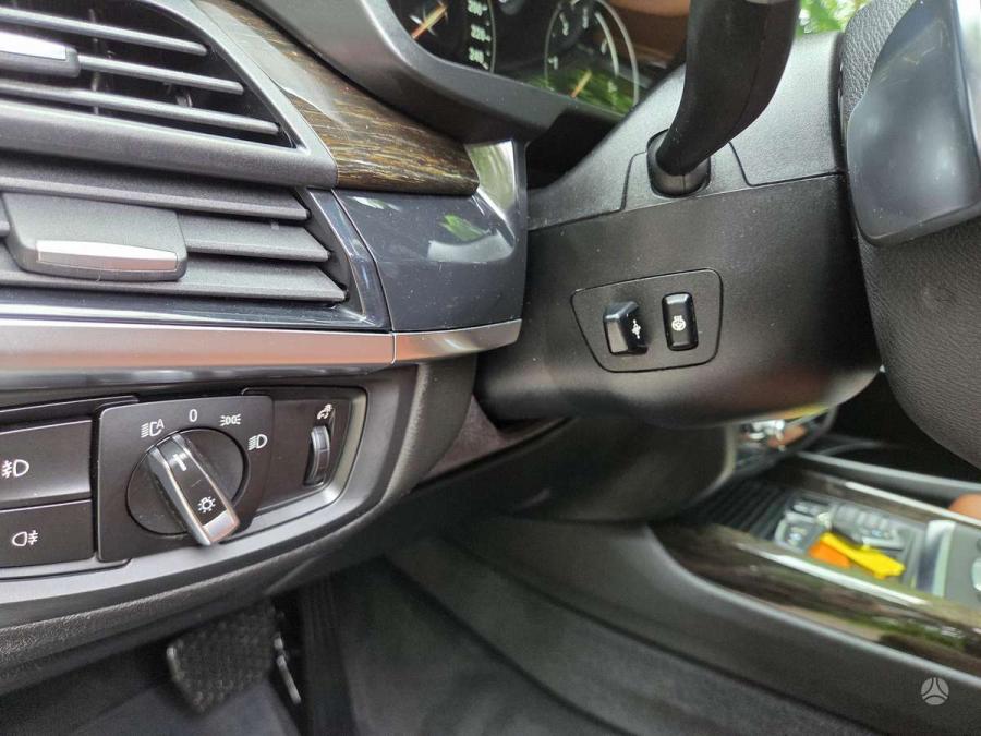 Black BMW X5 2016 in Kaunas, with an engine capacity of 2.99 L and mileage of 245 thousand km for 17898 €, photo 18 on AUTOMOTO.COM.LV
