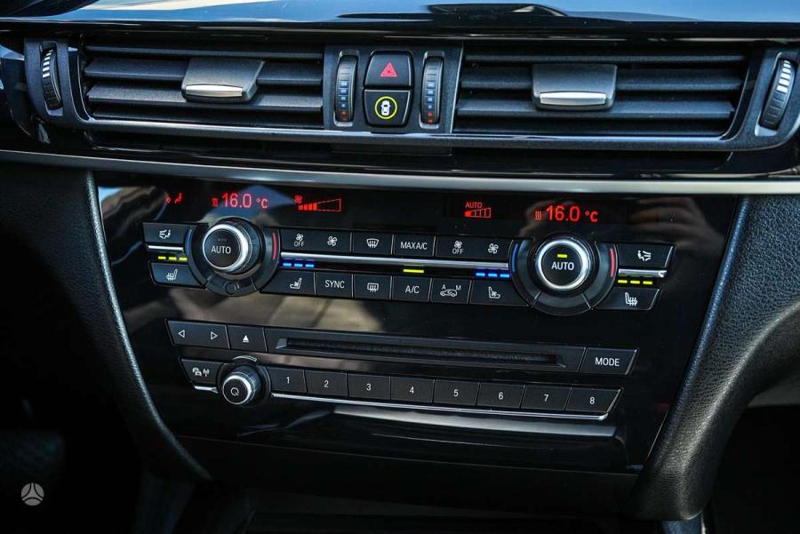 Black BMW X5 2016 in Kaunas, with an engine capacity of 2.99 L and mileage of 325 thousand km for 20450 €, photo 23 on AUTOMOTO.COM.LV