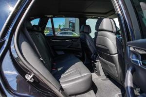 Black BMW X5 2016 in Kaunas, with an engine capacity of 2.99 L and mileage of 325 thousand km for 20450 €, photo 40 on AUTOMOTO.COM.LV