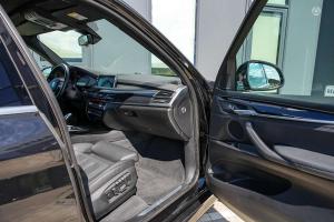 Black BMW X5 2016 in Kaunas, with an engine capacity of 2.99 L and mileage of 325 thousand km for 20450 €, photo 41 on AUTOMOTO.COM.LV