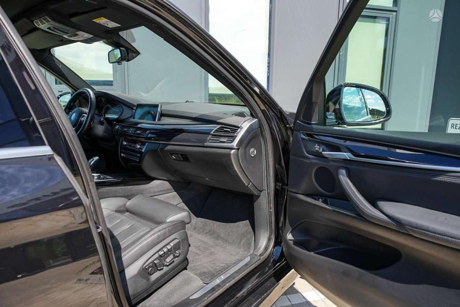 Black BMW X5 2016 in Kaunas, with an engine capacity of 2.99 L and mileage of 325 thousand km for 20450 €, photo 41 on AUTOMOTO.COM.LV