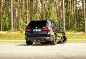 Black BMW X5 2016 in Riga, with an engine capacity of 2.00 L and mileage of 226 thousand km for 18990 €, photo 7 on AUTOMOTO.COM.LV