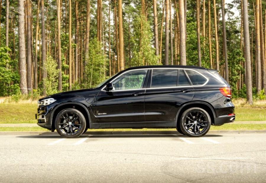 Black BMW X5 2016 in Riga, with an engine capacity of 2.00 L and mileage of 226 thousand km for 17990 €, photo 5 on AUTOMOTO.COM.LV