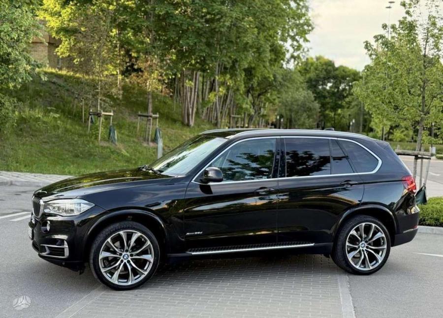 Black BMW X5 2016 in Vilnius, with an engine capacity of 3.00 L and mileage of 189 thousand km for 16400 €, photo 4 on AUTOMOTO.COM.LV