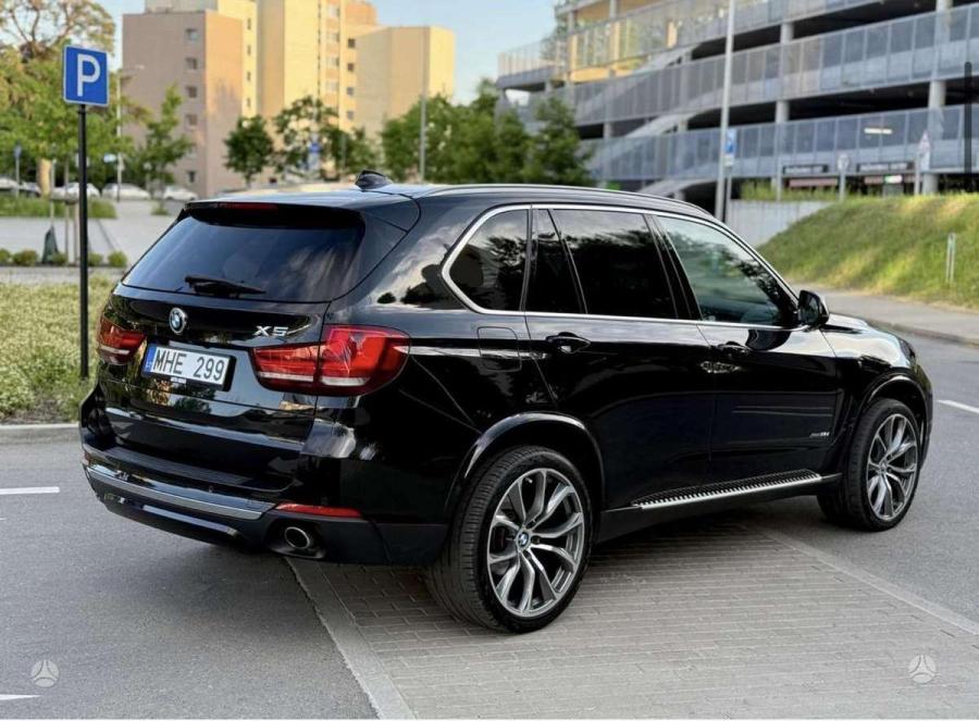 Black BMW X5 2016 in Vilnius, with an engine capacity of 3.00 L and mileage of 189 thousand km for 16400 €, photo 6 on AUTOMOTO.COM.LV