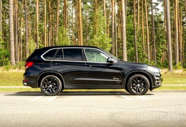 Black BMW X5 2016 in Riga, with an engine capacity of 2.00 L and mileage of 226 thousand km for 17990 €, photo 9 on AUTOMOTO.COM.LV