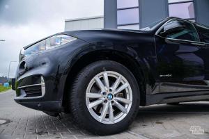 Black BMW X5 2016 in Kaunas, with an engine capacity of 3.00 L and mileage of 205 thousand km for 18950 €, photo 7 on AUTOMOTO.COM.LV