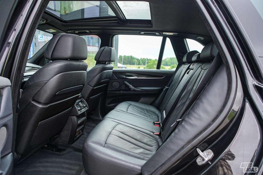 Black BMW X5 2016 in Kaunas, with an engine capacity of 3.00 L and mileage of 205 thousand km for 18950 €, photo 37 on AUTOMOTO.COM.LV