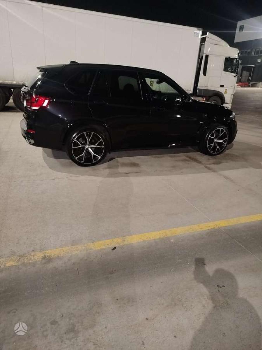 Black BMW X5 2016 in Kaunas, with an engine capacity of 2.98 L and mileage of 186 thousand km for 18000 €, photo 5 on AUTOMOTO.COM.LV