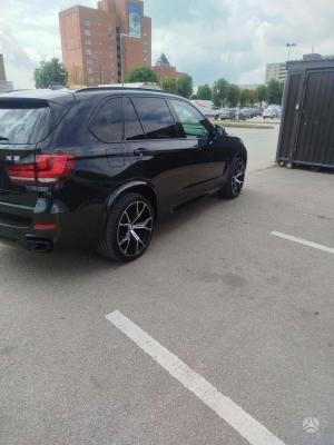 Black BMW X5 2016 in Kaunas, with an engine capacity of 2.98 L and mileage of 186 thousand km for 18000 €, photo 17 on AUTOMOTO.COM.LV