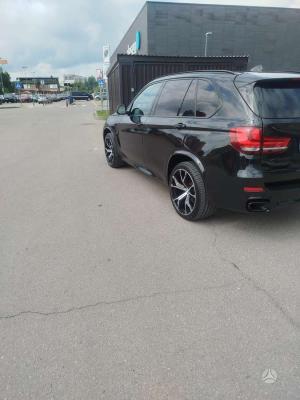 Black BMW X5 2016 in Kaunas, with an engine capacity of 2.98 L and mileage of 186 thousand km for 18000 €, photo 18 on AUTOMOTO.COM.LV