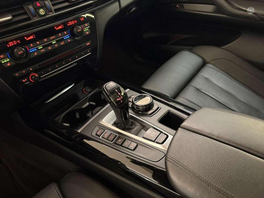 Black BMW X5 2016 in Marijampole, with an engine capacity of 2.99 L and mileage of 211 thousand km for 25750 €, photo 19 on AUTOMOTO.COM.LV