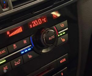 Black BMW X5 2016 in Marijampole, with an engine capacity of 2.99 L and mileage of 211 thousand km for 25750 €, photo 25 on AUTOMOTO.COM.LV