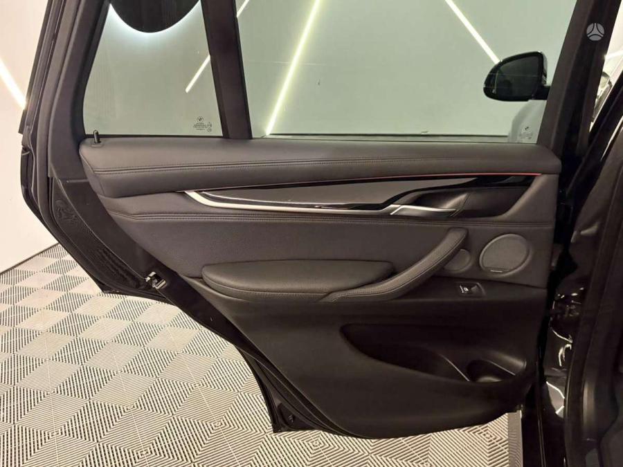 Black BMW X5 2016 in Marijampole, with an engine capacity of 2.99 L and mileage of 211 thousand km for 25750 €, photo 26 on AUTOMOTO.COM.LV