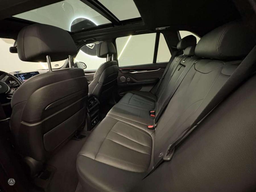 Black BMW X5 2016 in Marijampole, with an engine capacity of 2.99 L and mileage of 211 thousand km for 25750 €, photo 27 on AUTOMOTO.COM.LV