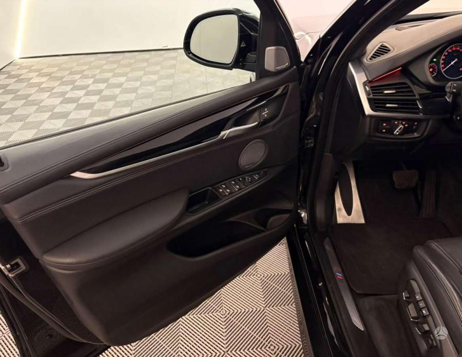 Black BMW X5 2016 in Marijampole, with an engine capacity of 2.99 L and mileage of 211 thousand km for 25750 €, photo 37 on AUTOMOTO.COM.LV