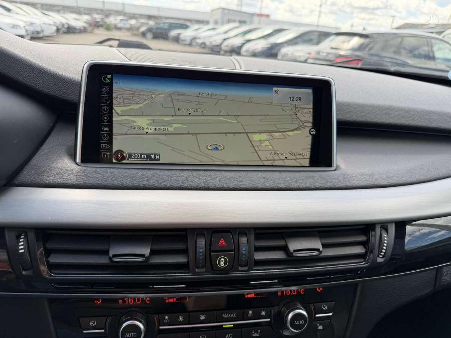 Black BMW X5 2016 in Kaunas, with an engine capacity of 2.99 L and mileage of 220 thousand km for 23200 €, photo 31 on AUTOMOTO.COM.LV