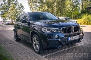 Black BMW X5 2016 in Riga, with an engine capacity of 3.00 L and mileage of 275 thousand km for 16590 €, photo 4 on AUTOMOTO.COM.LV