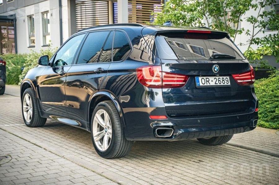 Black BMW X5 2016 in Riga, with an engine capacity of 3.00 L and mileage of 275 thousand km for 16590 €, photo 7 on AUTOMOTO.COM.LV