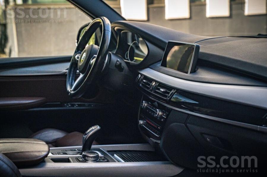 Black BMW X5 2016 in Riga, with an engine capacity of 3.00 L and mileage of 275 thousand km for 16590 €, photo 10 on AUTOMOTO.COM.LV
