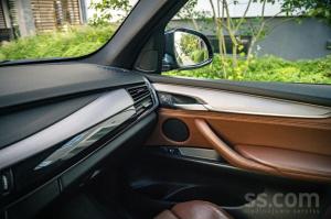 Black BMW X5 2016 in Riga, with an engine capacity of 3.00 L and mileage of 275 thousand km for 16590 €, photo 26 on AUTOMOTO.COM.LV
