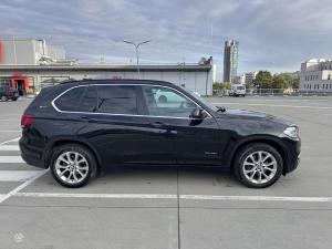 Black BMW X5 2016 in Vilnius, with an engine capacity of 2.00 L and mileage of 189 thousand km for 19999 €, photo 5 on AUTOMOTO.COM.LV