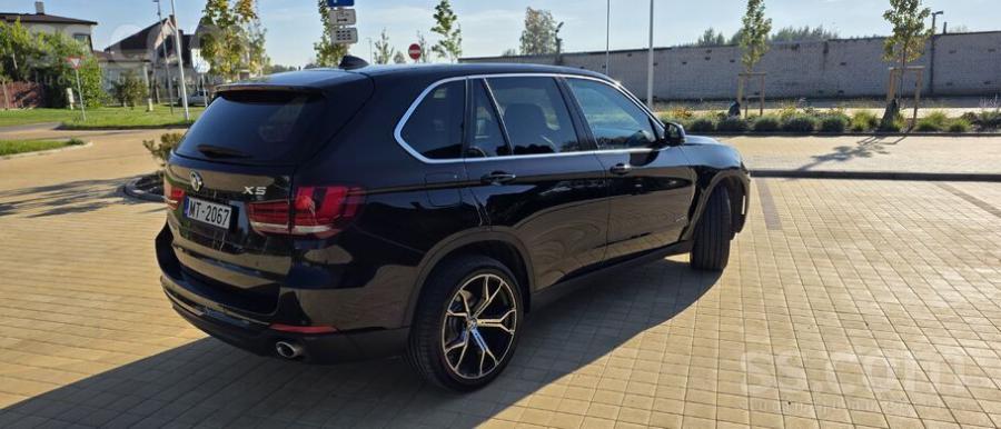 Black BMW X5 2016 in Riga, with an engine capacity of 3.00 L and mileage of 338 thousand km for 18900 €, photo 5 on AUTOMOTO.COM.LV