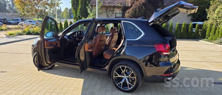 Black BMW X5 2016 in Riga, with an engine capacity of 3.00 L and mileage of 338 thousand km for 18900 €, photo 22 on AUTOMOTO.COM.LV